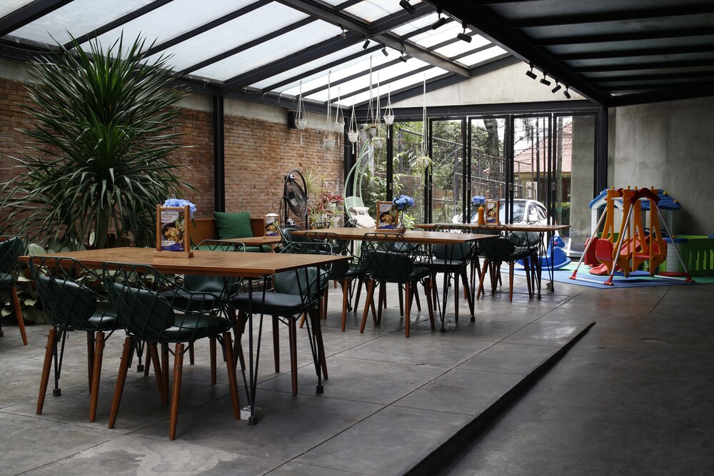 7 Cafe Hits di Depok, Wajib Kamu Kunjungi! - OYO Indonesia Blog