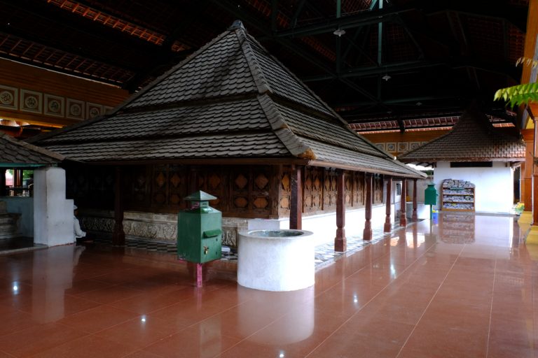 7 Wisata Gresik Terbaik, Tujuan Favorit Liburan! - OYO Indonesia Blog