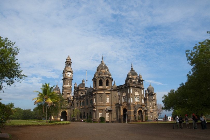 9 Best Places to visit in Kolhapur [From Temples, Lakes to Forts]